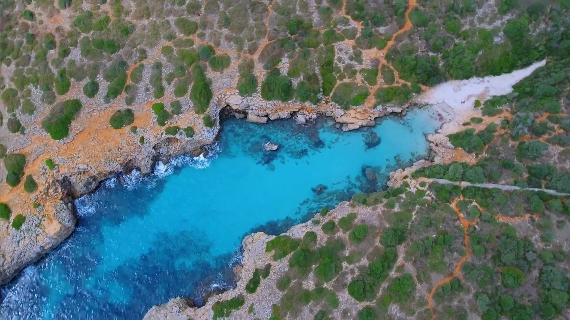卡拉·佩蒂塔(Cala Petita)的阿里亚式景观-西班牙巴利阿里群岛马略卡岛(Majorca)东海岸的一个小海湾_模板素材-稿定设计
