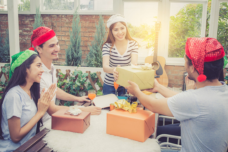 亚洲群体男女在户外聚会上赠送礼盒和庆祝活动。一群朋友的社交活动，以生日成就，节日理念。_模板素材-稿定设计