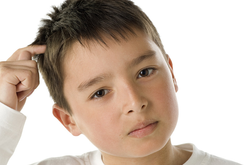 特写男孩在困惑中挠头_模板素材-稿定设计