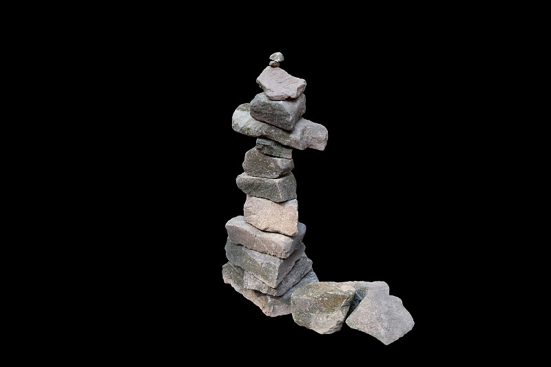 石柱古代废墟中的石柱olumn的石头。孤立。黑色背景。_模板素材-稿定设计