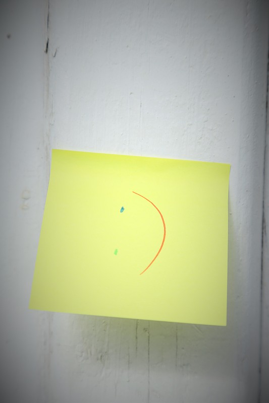 快乐的微笑在黄色贴纸上用彩色铅笔画_模板素材-稿定设计