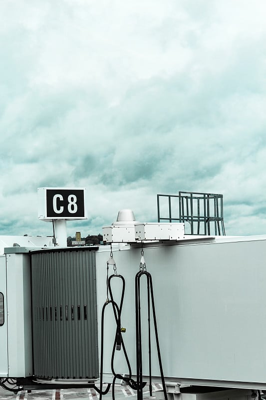 2017年5月15日，乘客在马萨诸塞州波士顿机场C8桥登机_模板素材-稿定设计