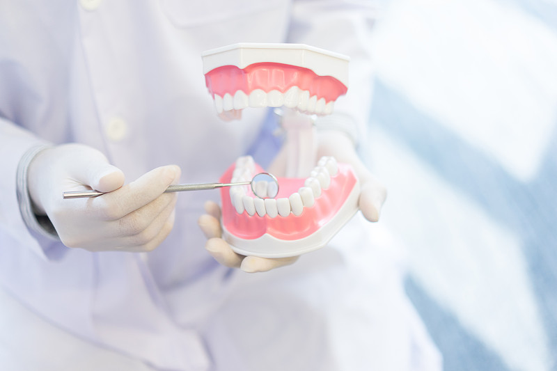 在诊所向患者讲解口腔内正确的治疗方法，并向患者传授牙科知识、牙科医学概念_模板素材-稿定设计