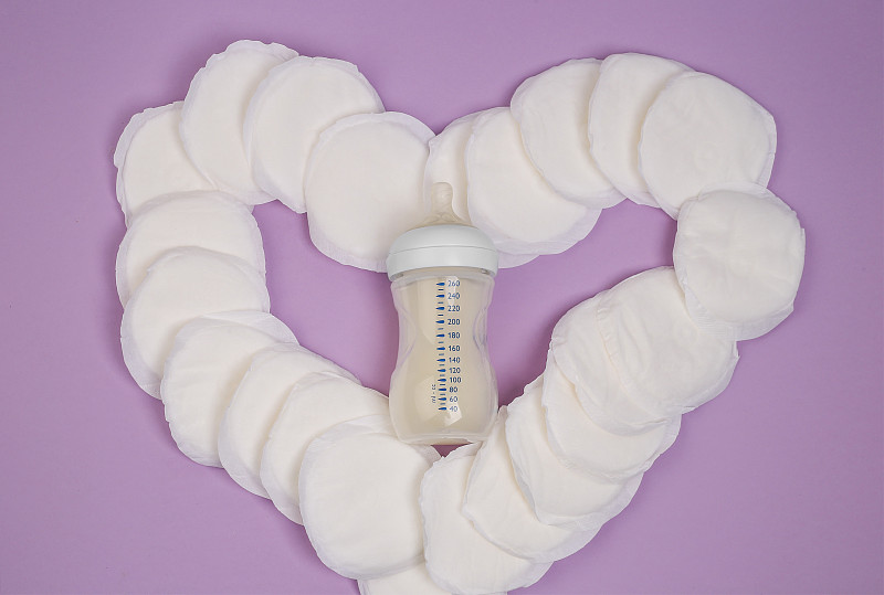 奶瓶，乳汁插入在淡紫色的背景。胸垫。上的衣服。Hyperlactation。牛奶储备。母乳喂养。泌乳_模板素材-稿定设计