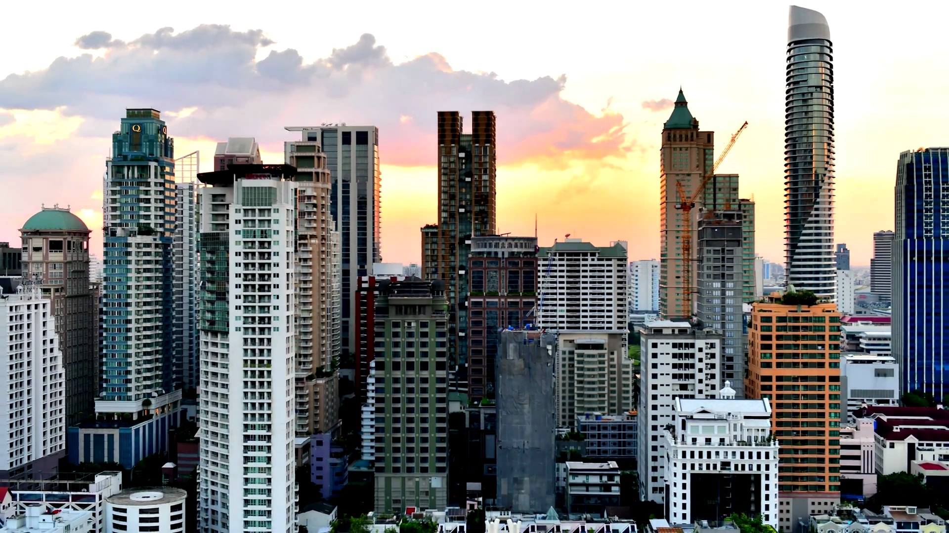 曼谷日落时分的商业现代建筑_模板素材-稿定设计