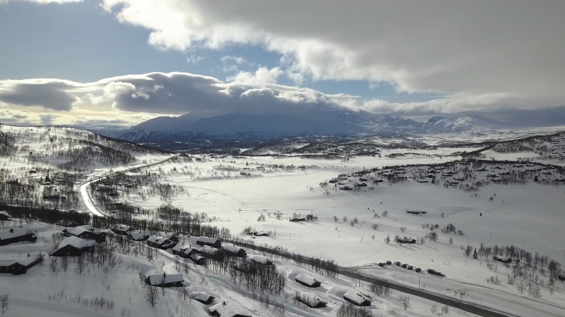 美丽的飞行飞越挪威的Vierli。_模板素材-稿定设计