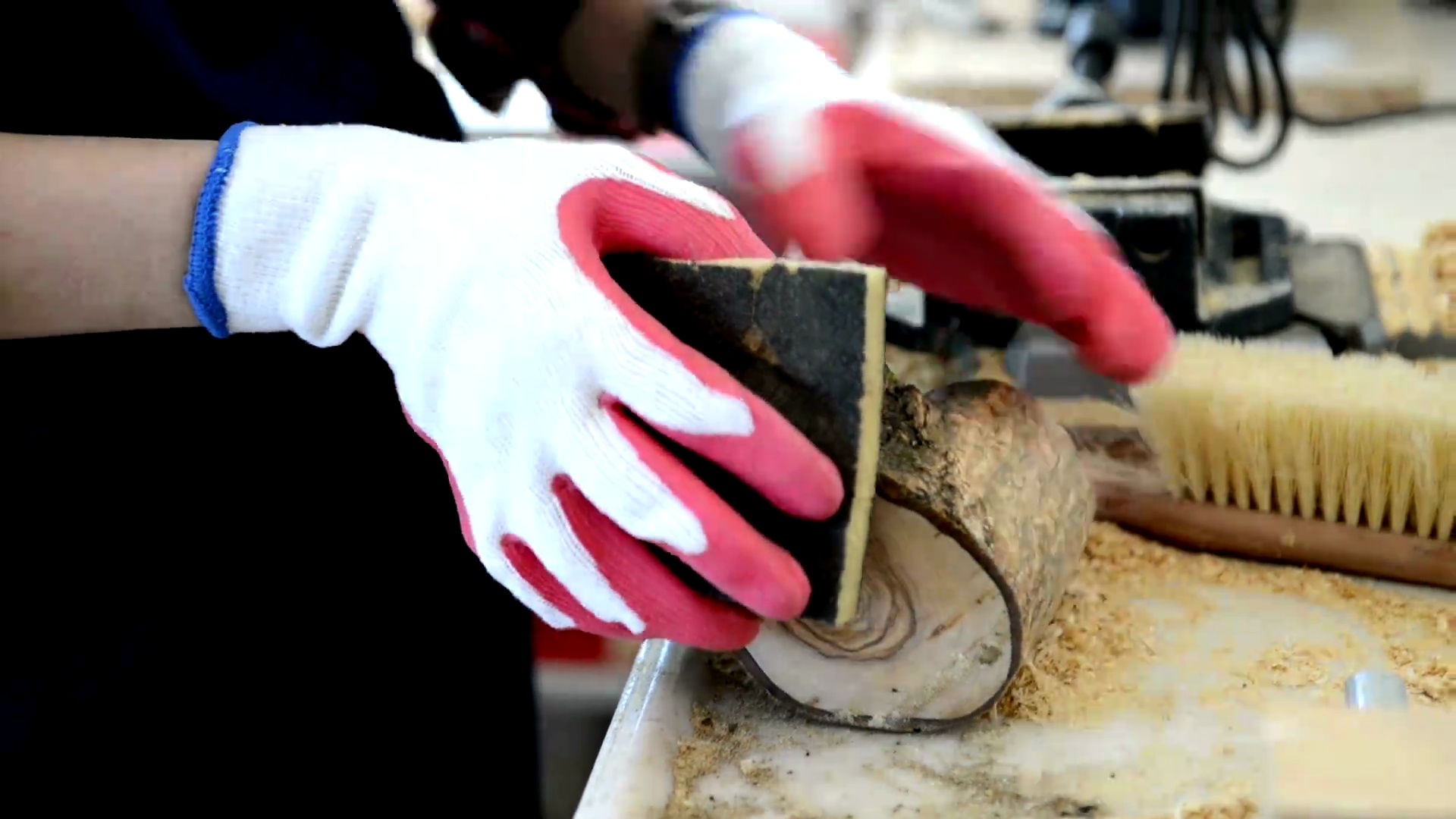 年轻女子打磨橄榄原木_模板素材-稿定设计