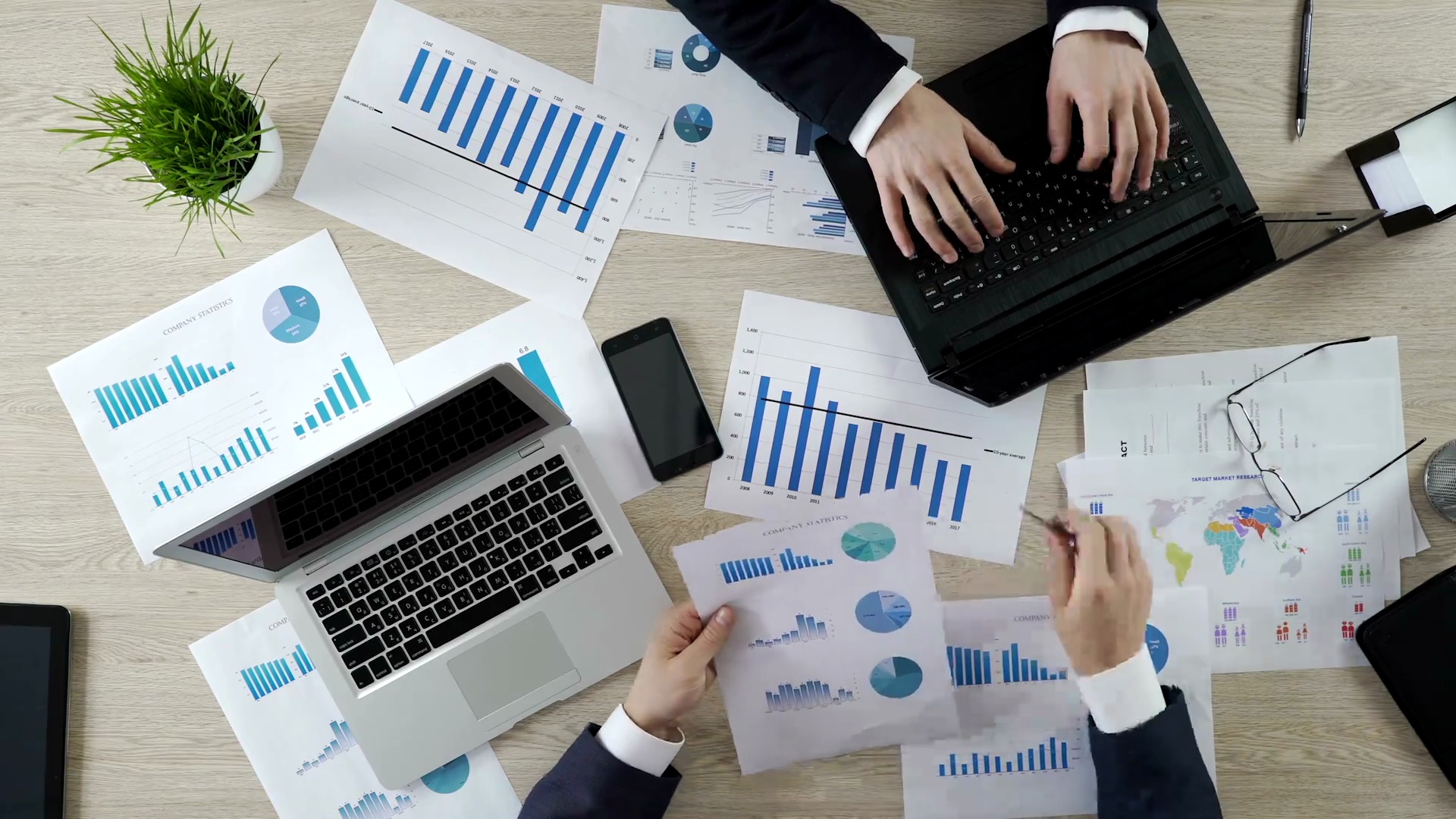 审核员检查公司的业务文件，在笔记本电脑上工作，俯视图_模板素材-稿定设计