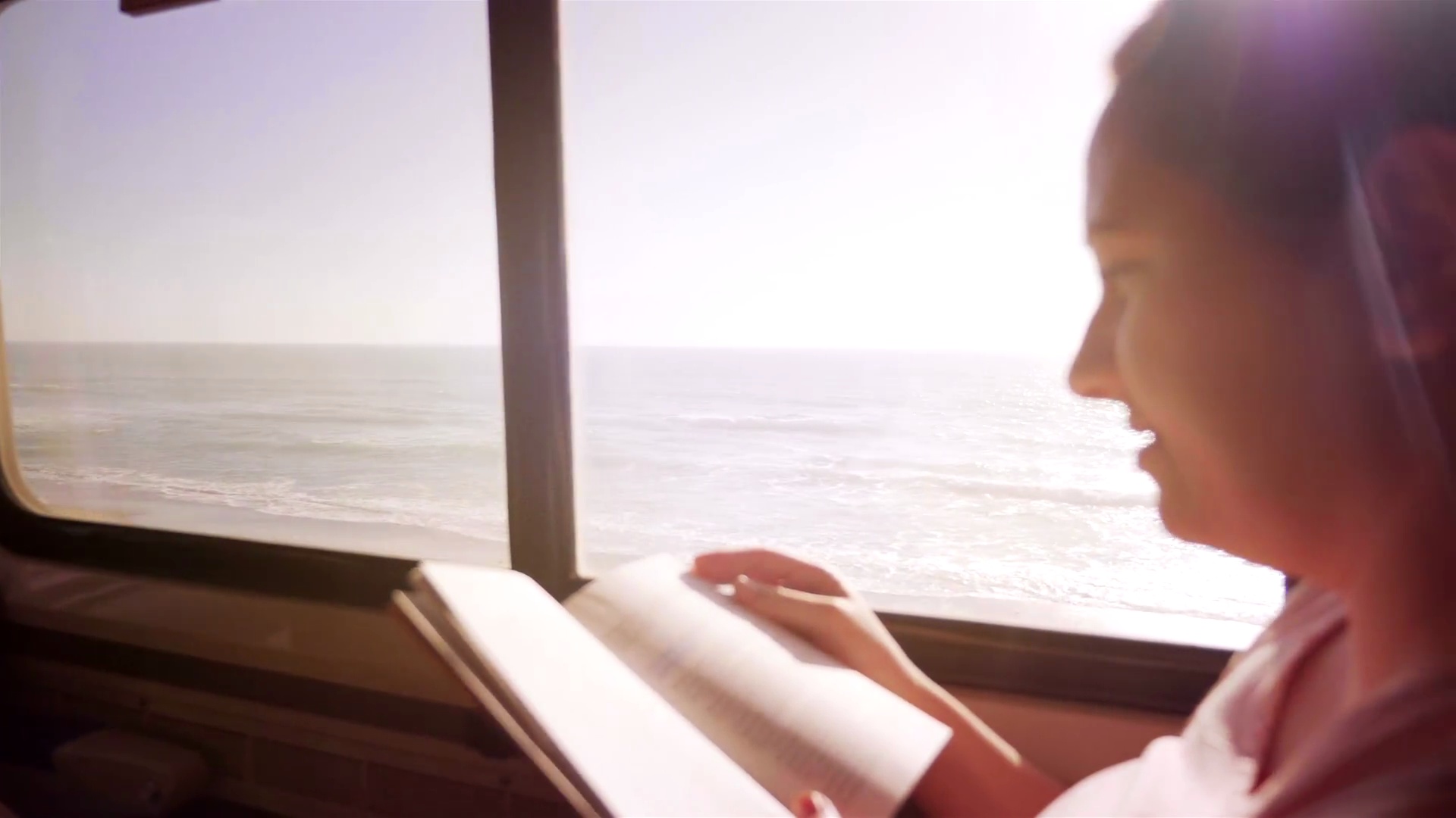 在火车上看书的女人 慢动作60fps_模板素材-稿定设计