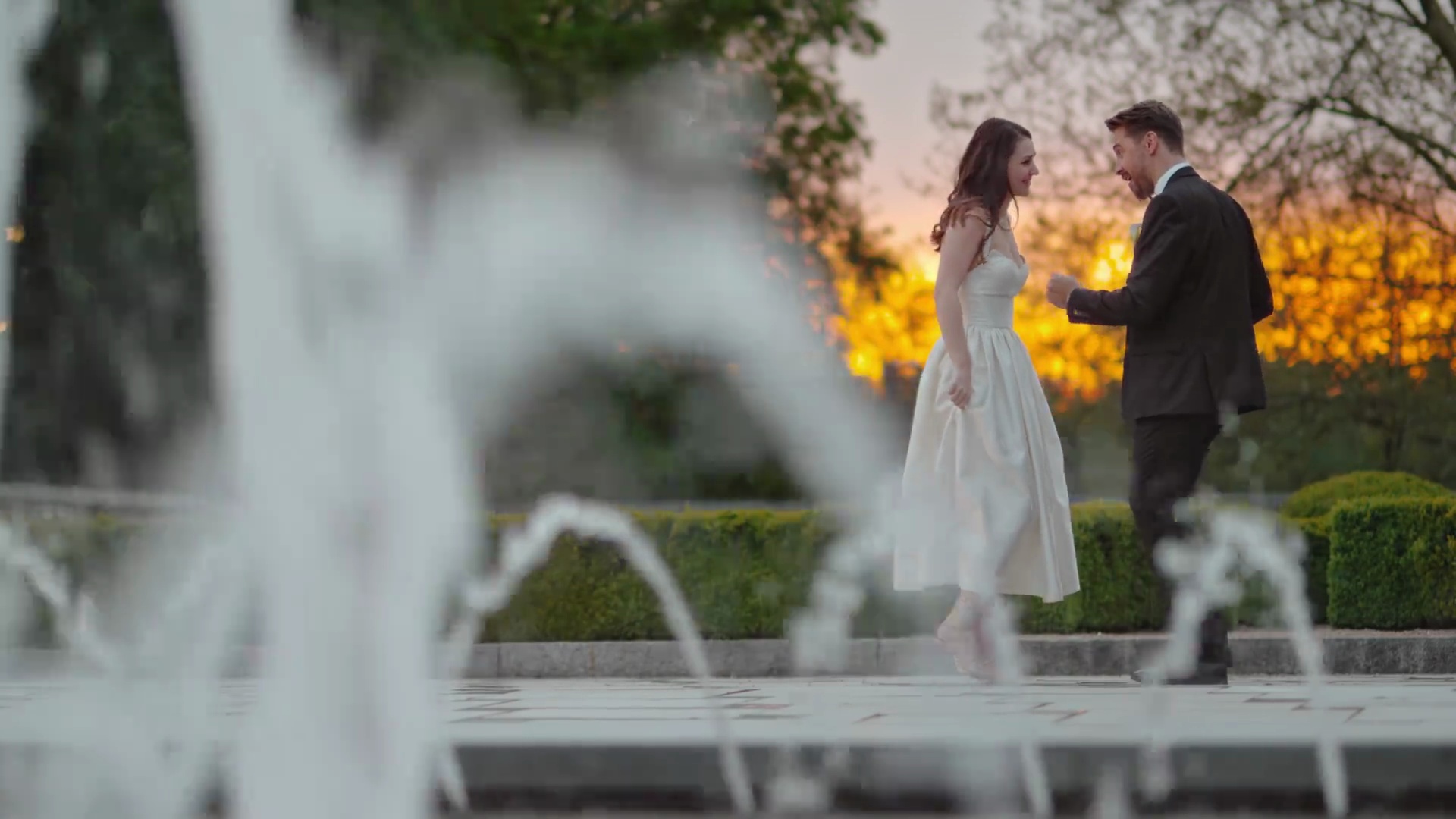 Sloo MO新郎新娘在日落时分翩翩起舞_模板素材-稿定设计